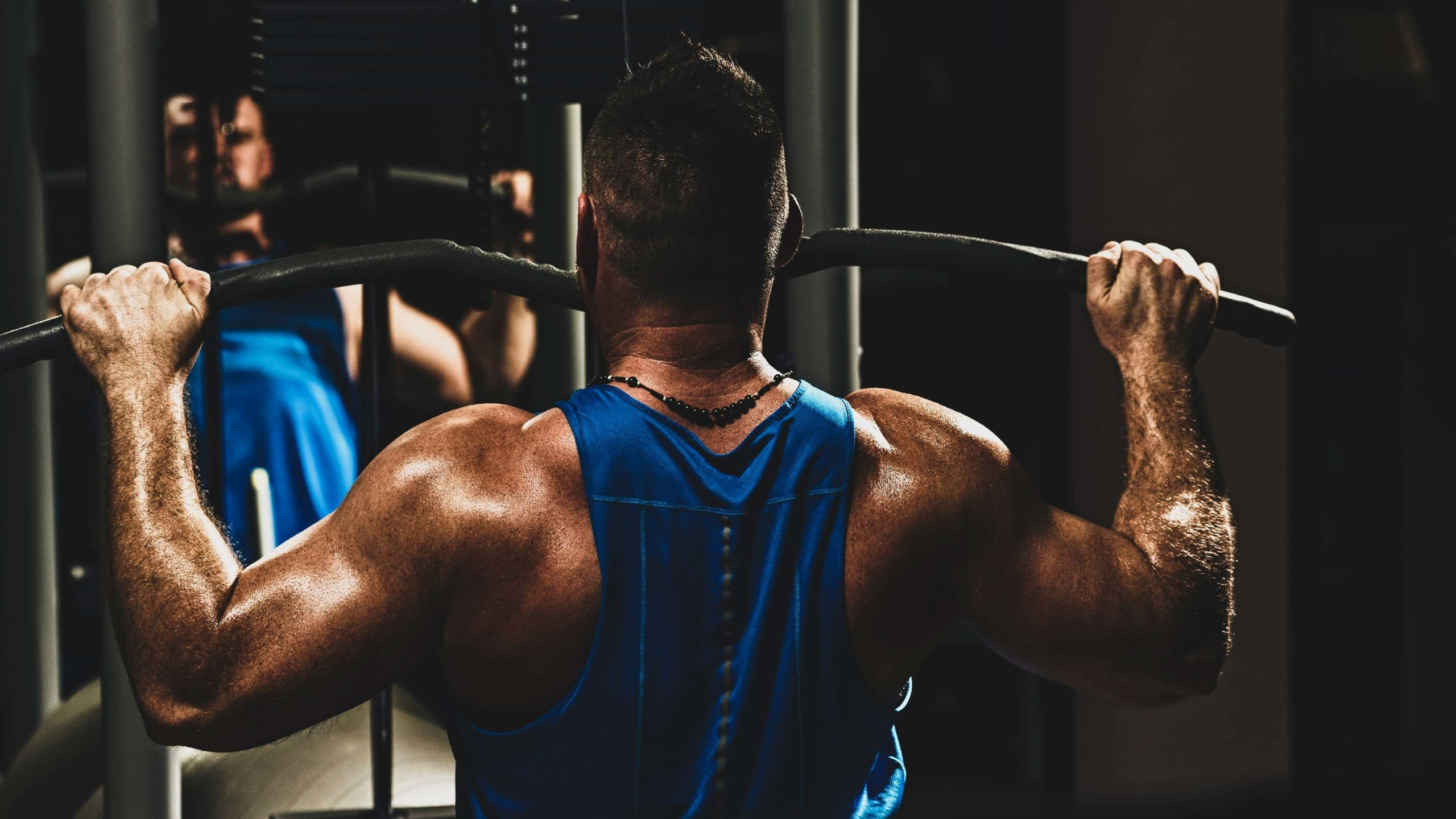 Lat pulldown: 9 common mistakes - fitguide.blog